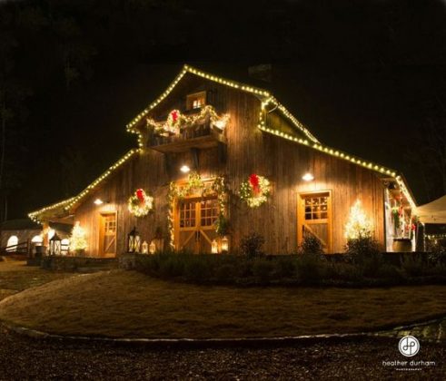 10 Decorated Barns to Get You in the Holiday Spirit - The Plaid Horse ...