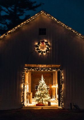 10 Decorated Barns to Get You in the Holiday Spirit - The Plaid Horse ...