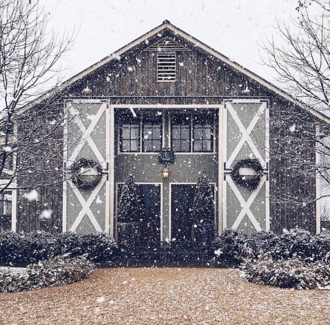 10 Decorated Barns to Get You in the Holiday Spirit - The Plaid Horse ...