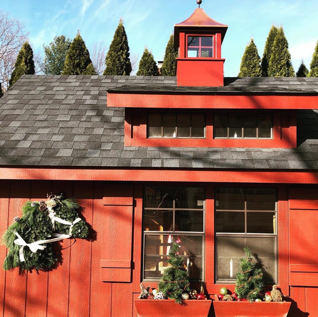 10 Decorated Barns to Get You in the Holiday Spirit - The Plaid Horse ...